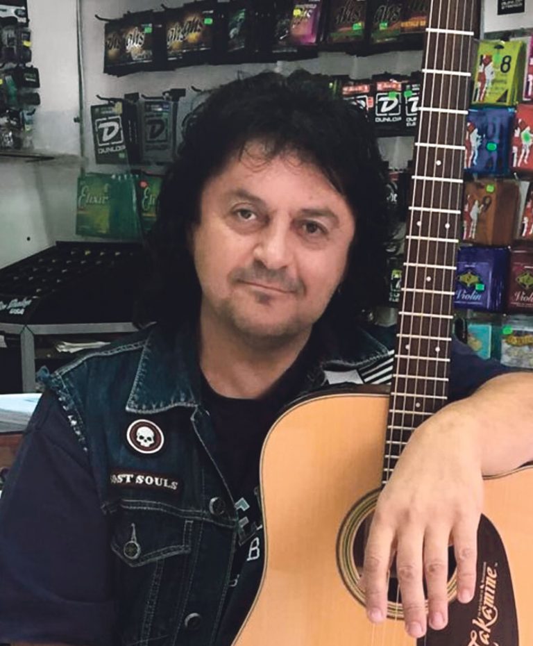 PAUL CIUCI (Solist şi chitarist al trupei "Compact"): "În ultima vreme ...